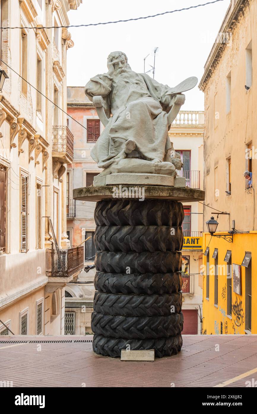 Skulpturen am Placa Gala i Salvador Dali vor dem Teatre-Museu Dali in ...