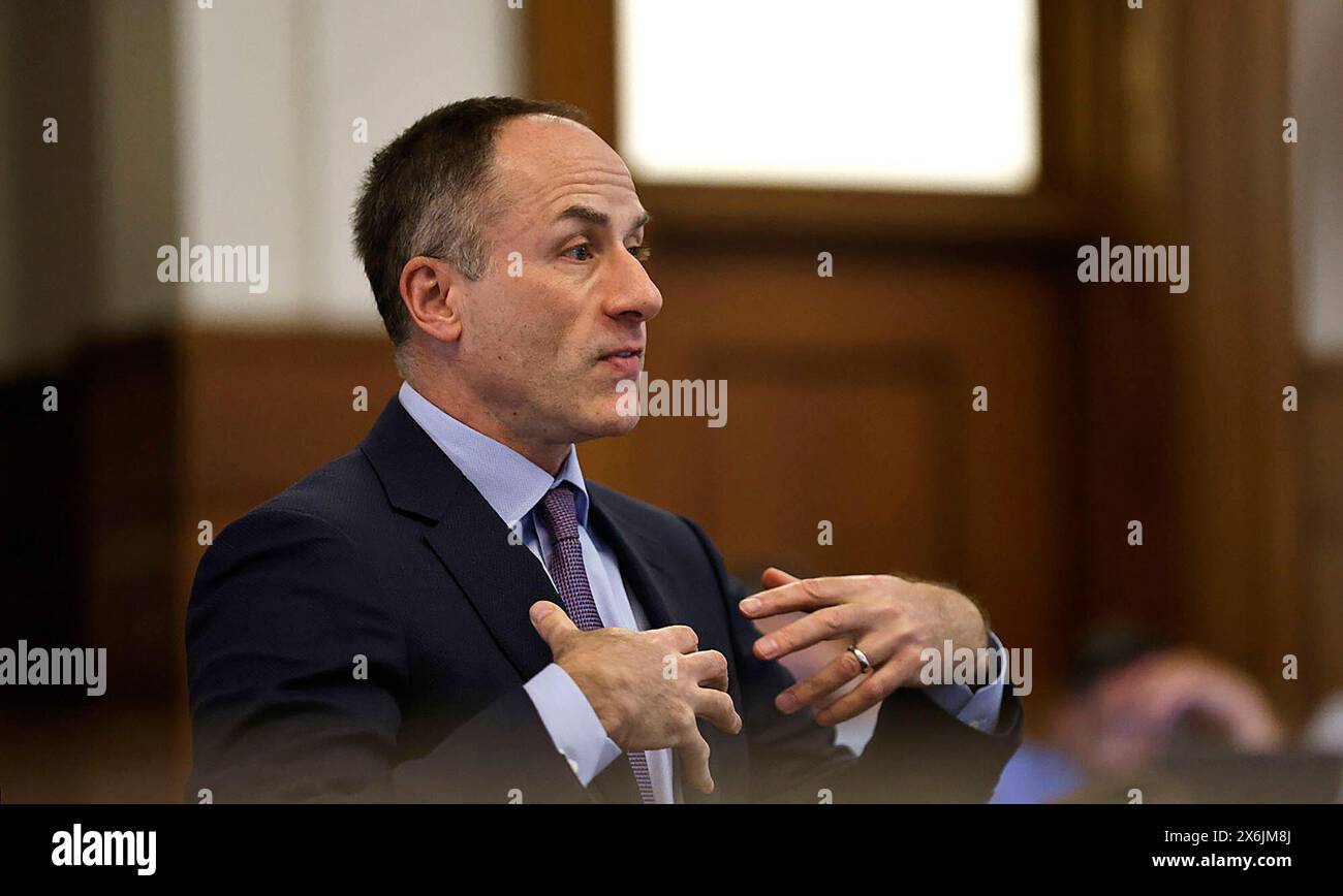 Defense attorney David Yannetti cross examines witness Richard D ...