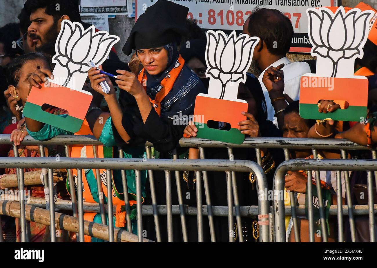 Mumbai, Indien. Mai 2024. Anhänger der Bharatiya Janata Party (BJP) werden vor der Roadshow in ...