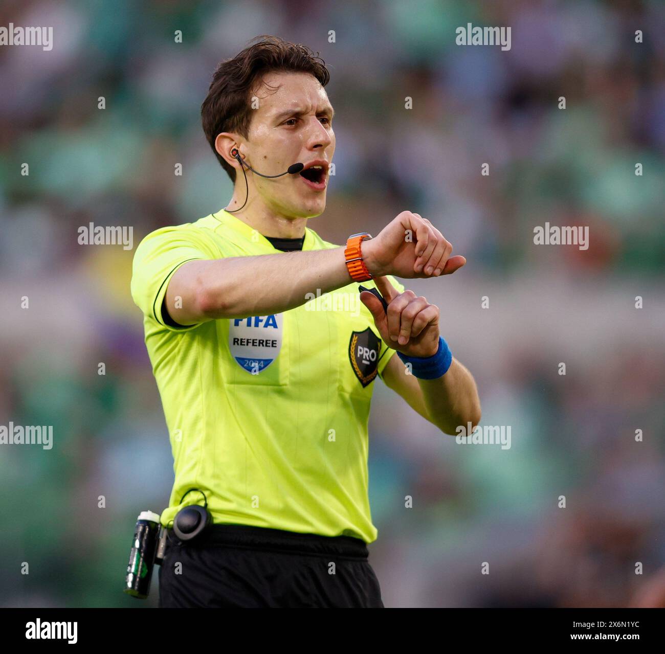 Austin, Texas, USA. Mai 2024. Der Schiedsrichter Filip Dujic warnt ...