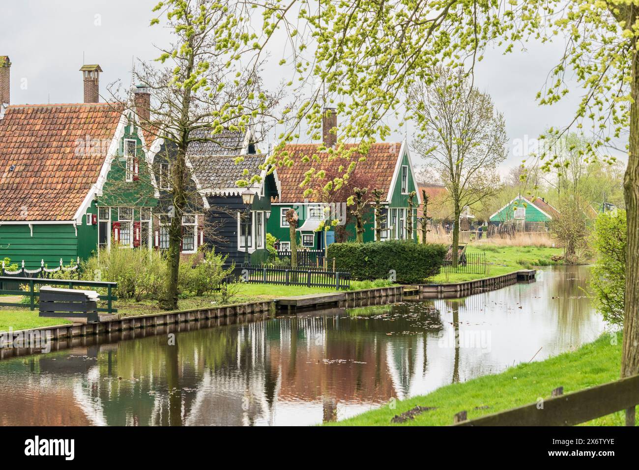Zaanse Schans, typische traditionelle Häuser neben dem Kanal, Gemeinde ...