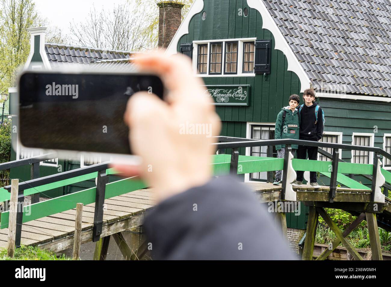 Zaanse Schans, typische traditionelle Häuser neben dem Kanal, Gemeinde ...