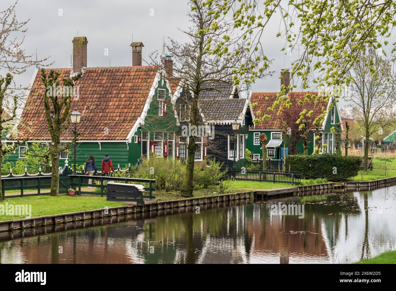 Zaanse Schans, typische traditionelle Häuser neben dem Kanal, Gemeinde ...