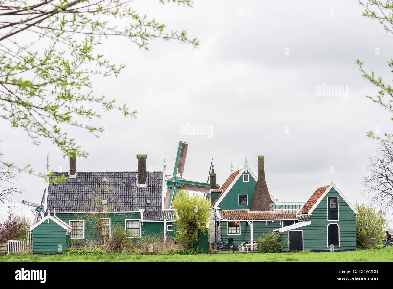 Zaanse Schans, typische traditionelle Häuser neben dem Kanal, Gemeinde ...