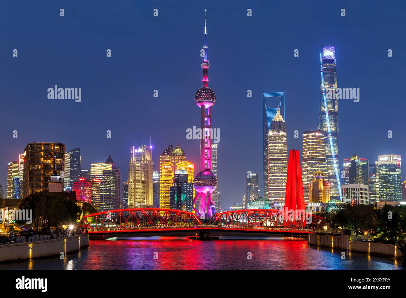 Shanghai, China - 10. April 2024: Skyline Von Shanghai Am Bund Mit ...