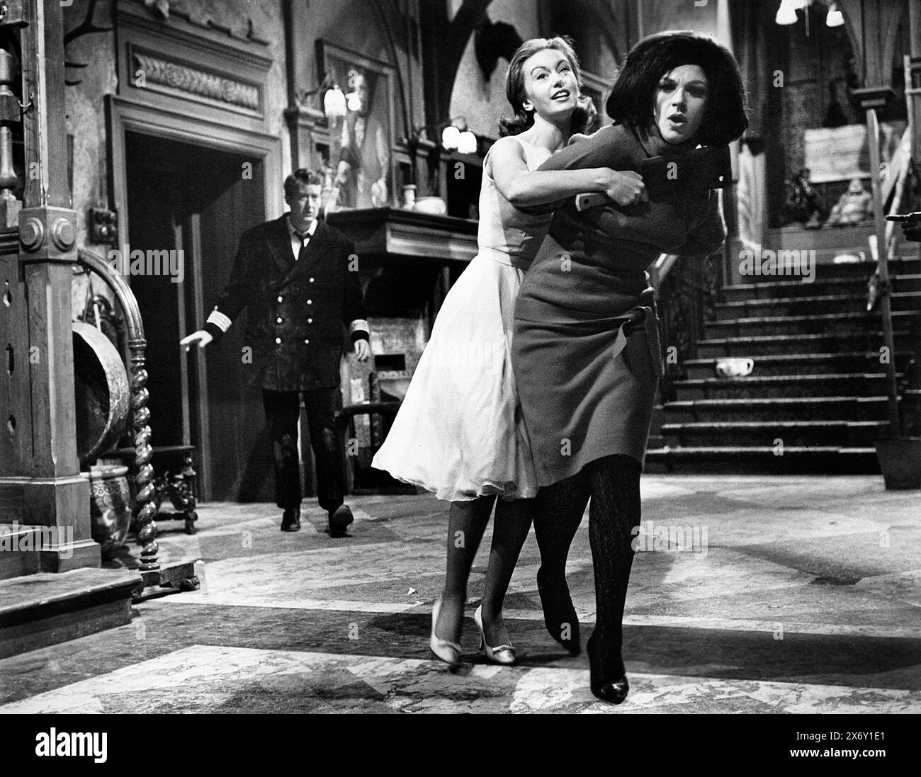 Janette Scott, Fenella Fielding, am Set des Films „The Old Dark House ...