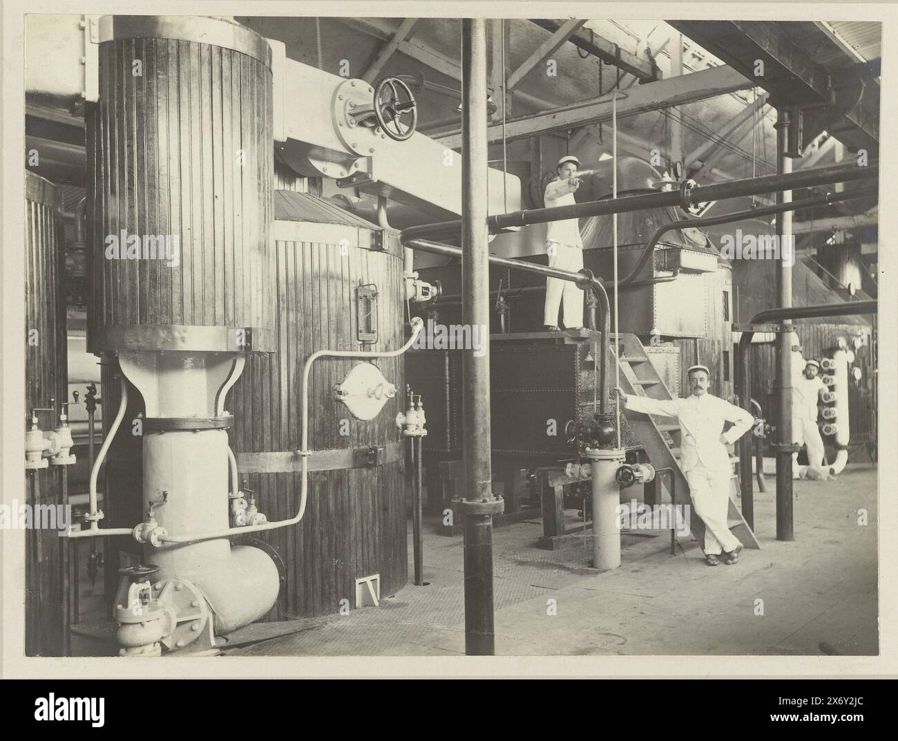 Maschinenhalle in der Zuckerfabrik, Maschinenhalle mit Kesseln in der ...