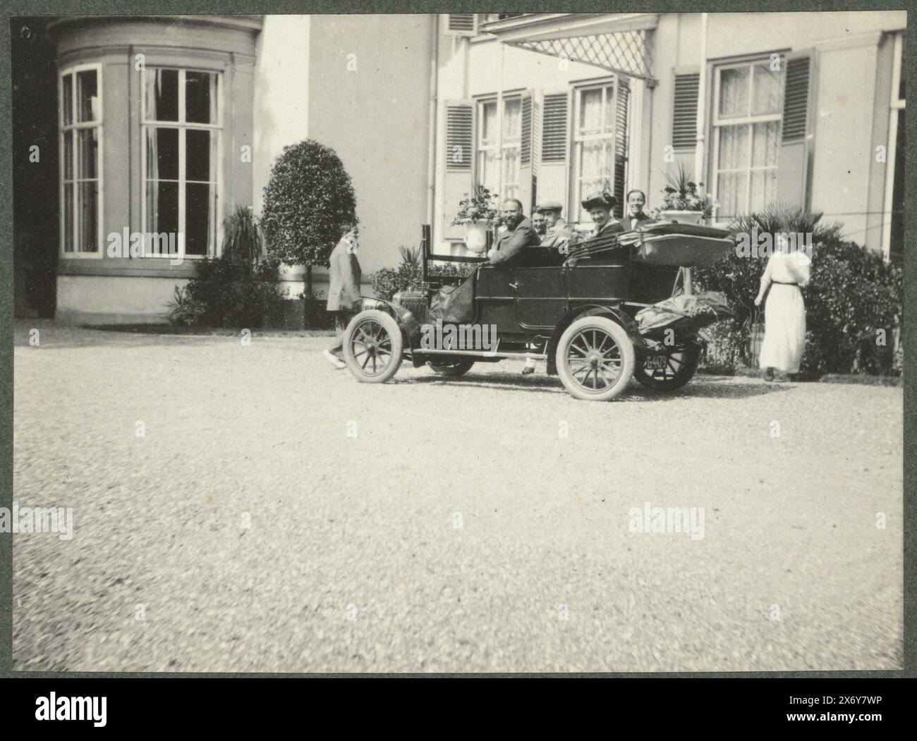 Die Familie Kohnstamm-Kessler in einem Auto auf dem Gutshof de Pauw in ...