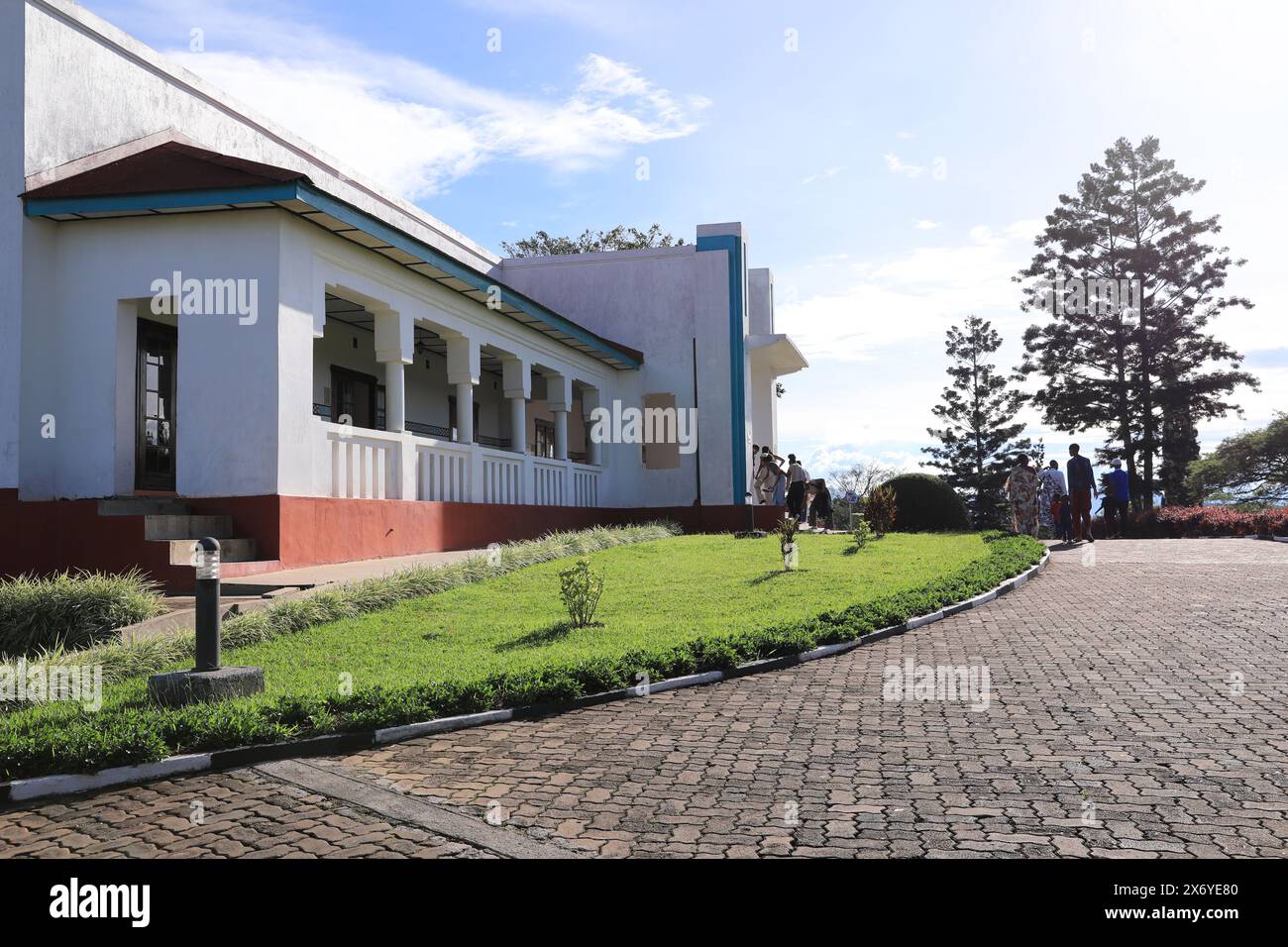 Nyanza, Ruanda. April 2024. Reisende besuchen das Königspalast Museum ...