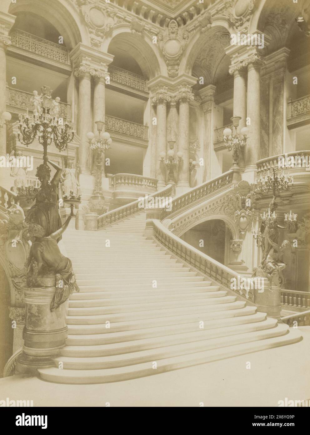 Le grand escalier de lopera -Fotos und -Bildmaterial in hoher Auflösung ...