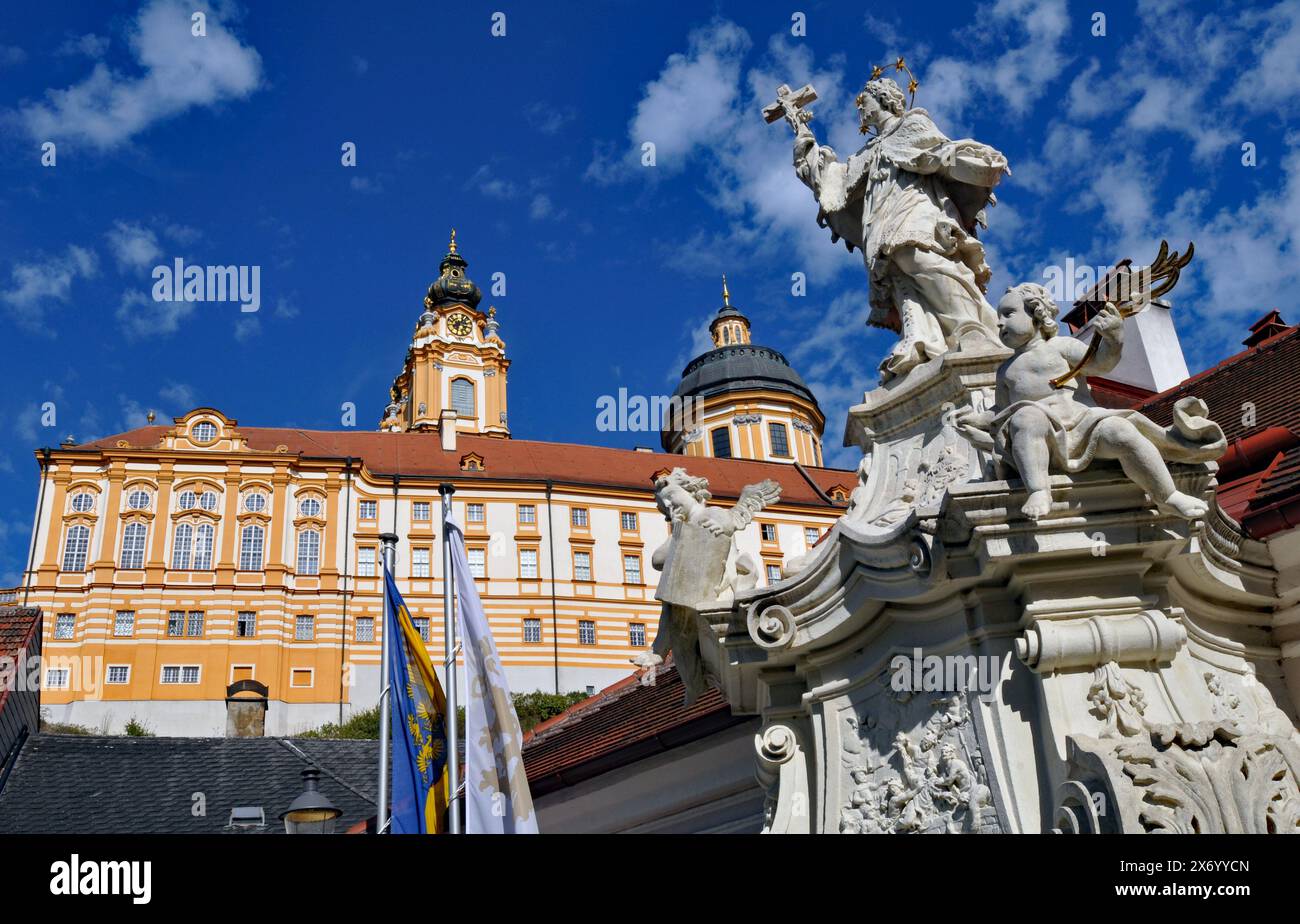 Das historische Kloster Melk liegt hoch über der Stadt Melk, Österreich ...