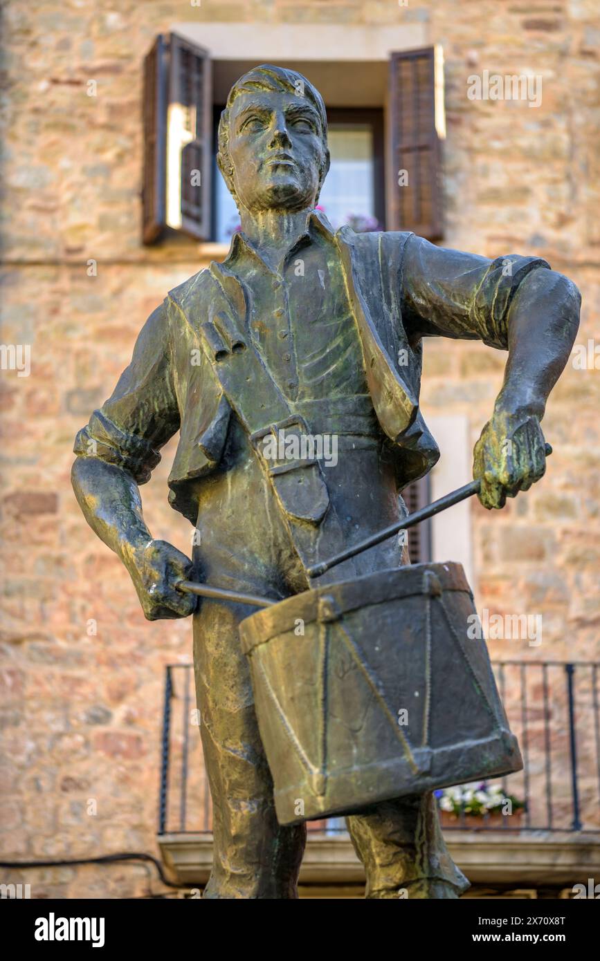 Skulptur des Timbaler del Bruc auf dem Gran 1 d'Octubre-Platz in ...