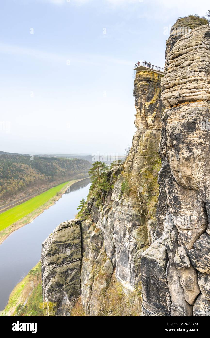 Mit Blick auf die Serpentine Elbe genießt ein Besucher die aussicht von ...
