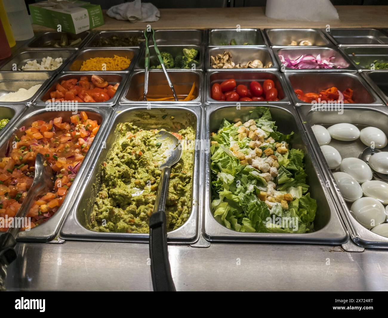 Salatbar in einem Delikatessengeschäft in New York am Sonntag, den 12 ...