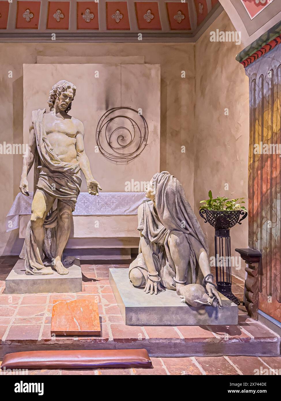 Santa Barbara, CA, USA - 7. Juli 2024: Jesus Christus Statue. Er grüßt ...