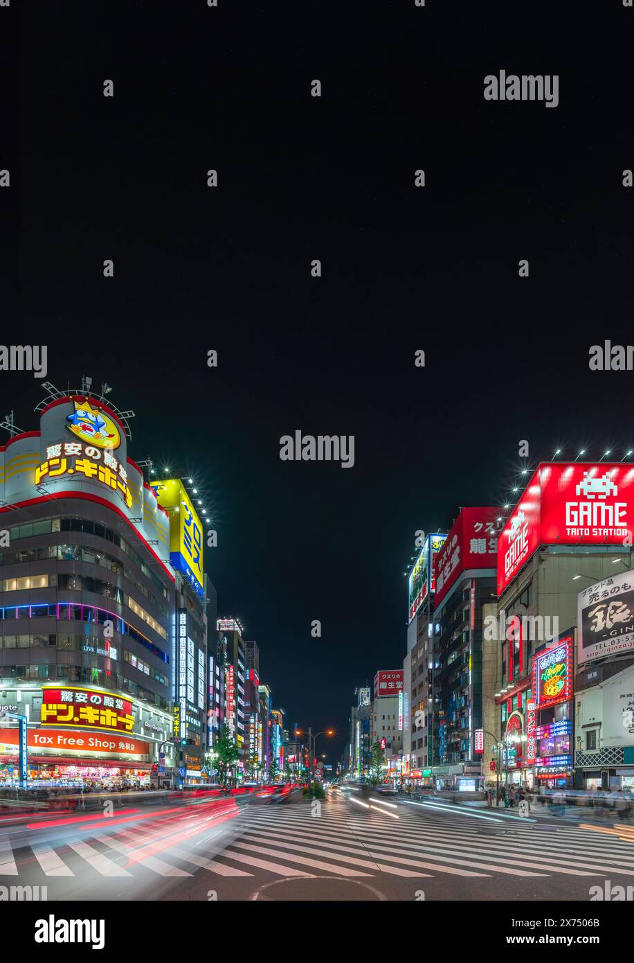tokio, japan - 28. april 2024: Nächtlicher Autoverkehr auf der ...