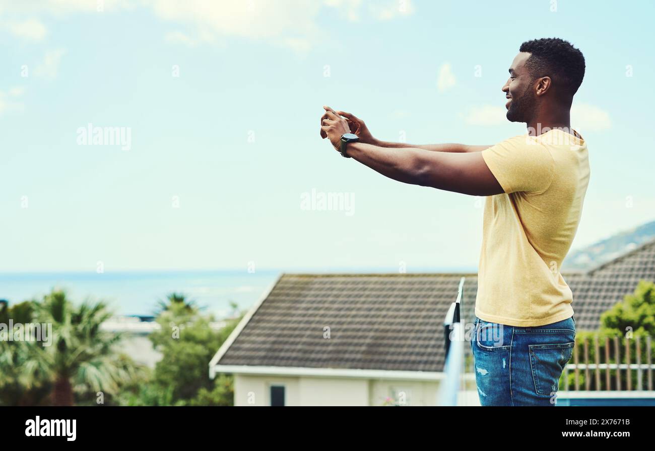 Mann, Selfie und Happy Outdoor auf Balkon mit für Profilbild-Update ...