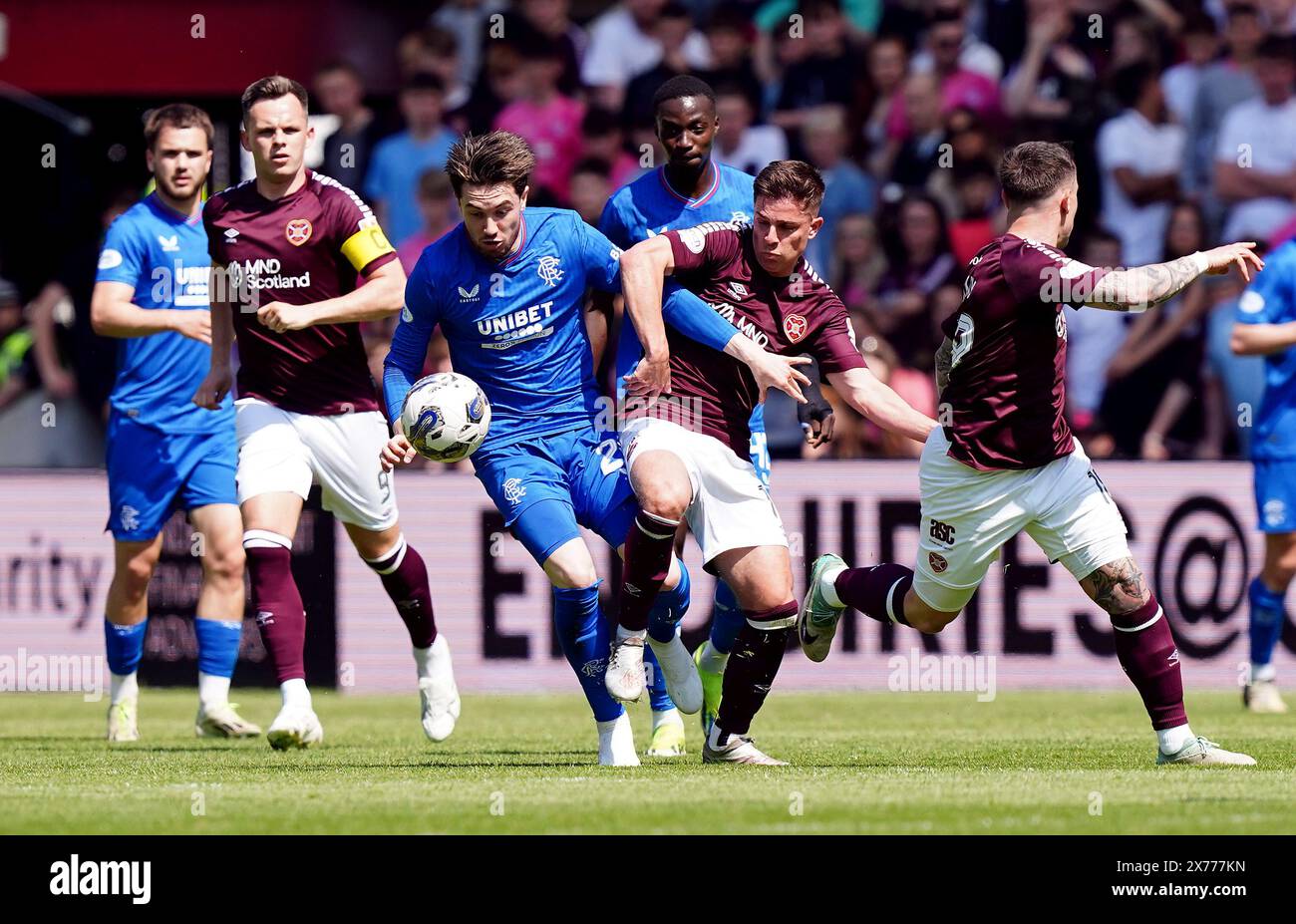 Rangers' Scott Wright und Heart of Midlothian's Cameron Devlin (rechts ...