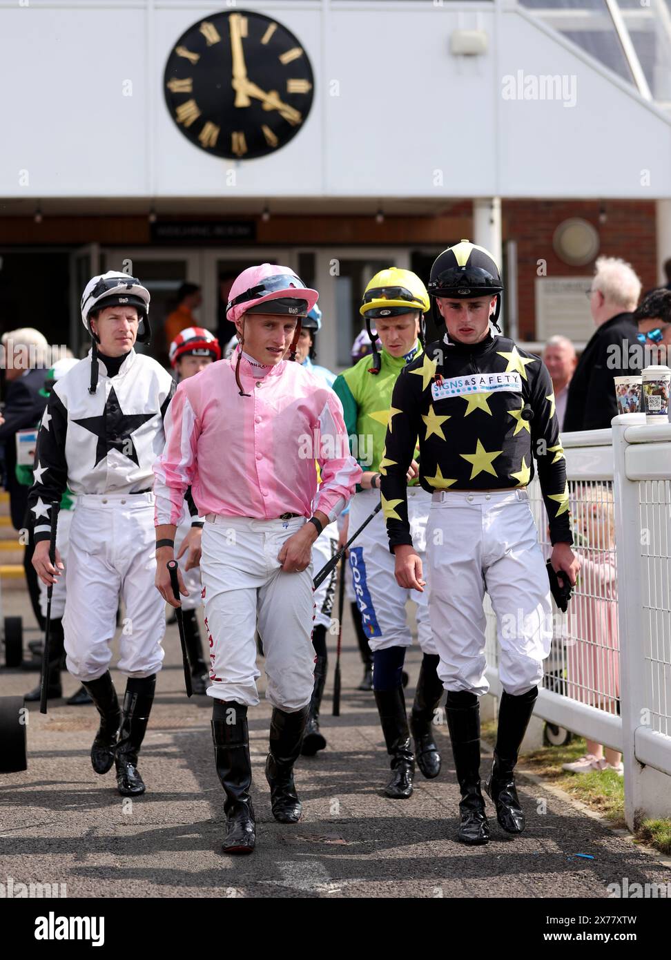 Jockeys machen sich auf den Weg in den Paradering vor dem HKJC World ...