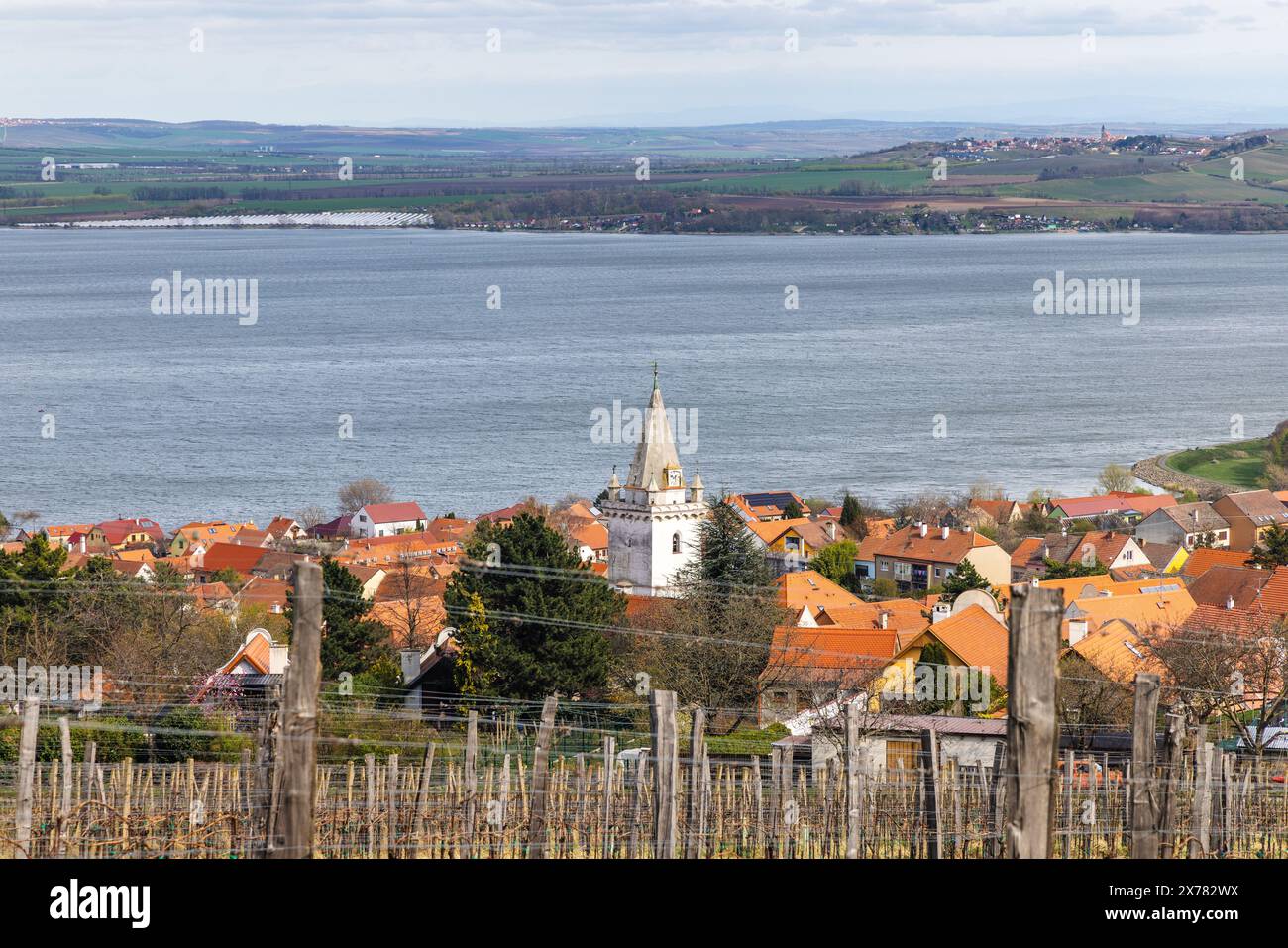 Das Dorf Pawlow mit Weinbergen über dem Nove Mlyny Stausee in Südmähren ...