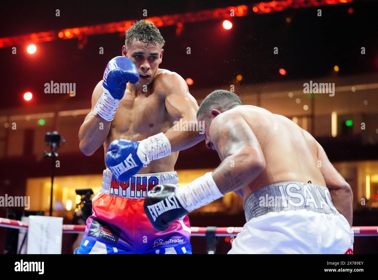 David Nyika (links) im Kampf gegen Michael Seitz im Cruiserweight-Kampf ...