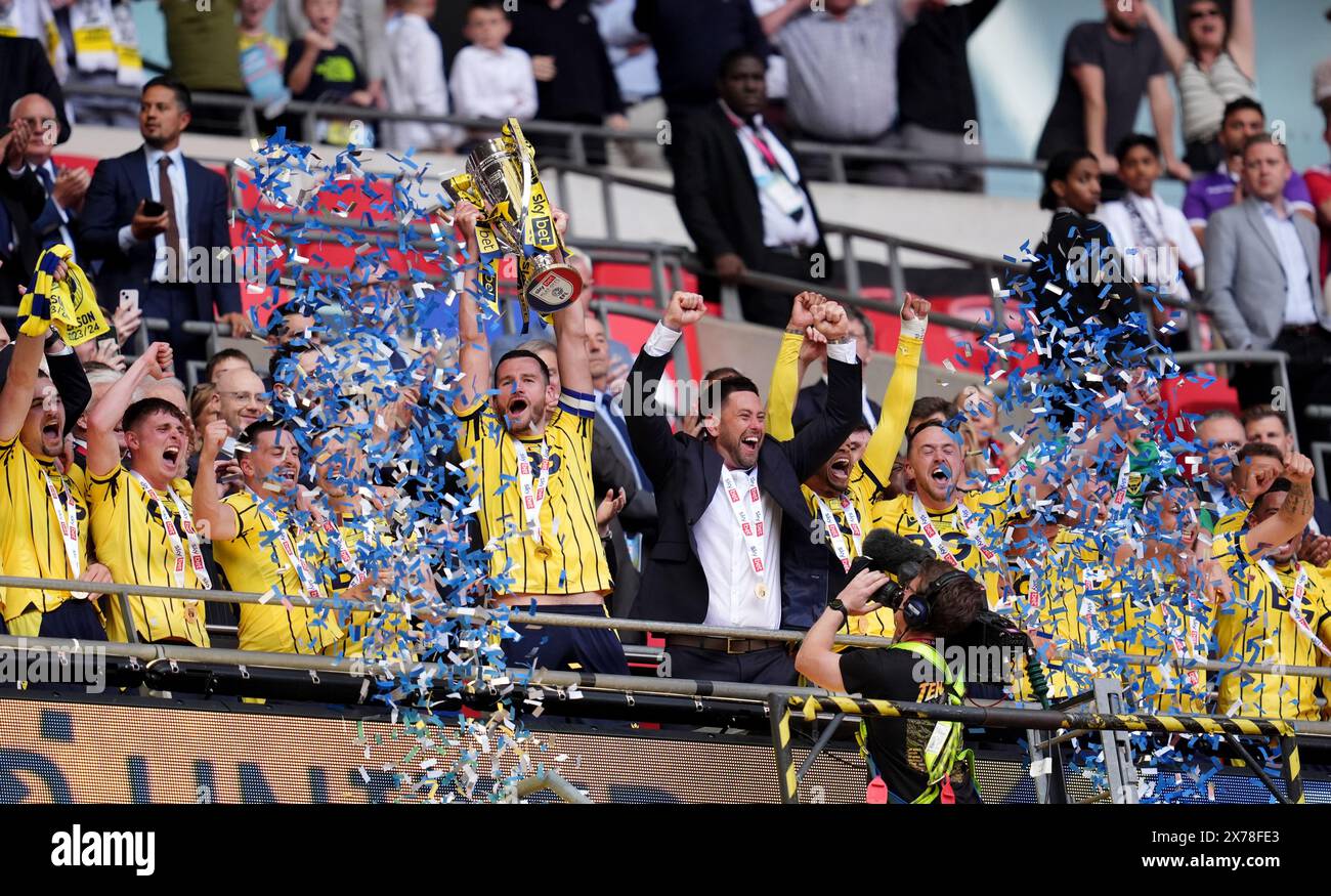 Elliott Moore von Oxford United gewinnt den Pokal nach dem Play-off ...