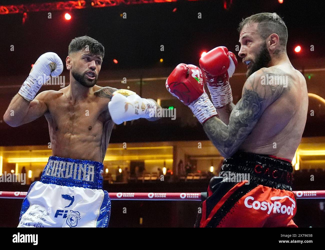 Joe Cordina (links) im Kampf gegen Anthony Cacace im Super ...