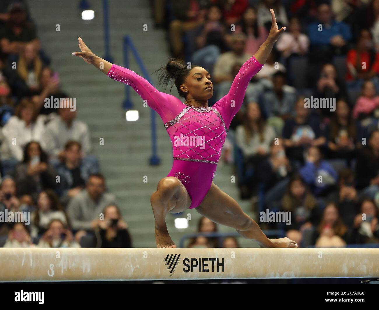 Hartford, CT, USA. Mai 2024. Simone Biles auf dem Balancestrahl während ...