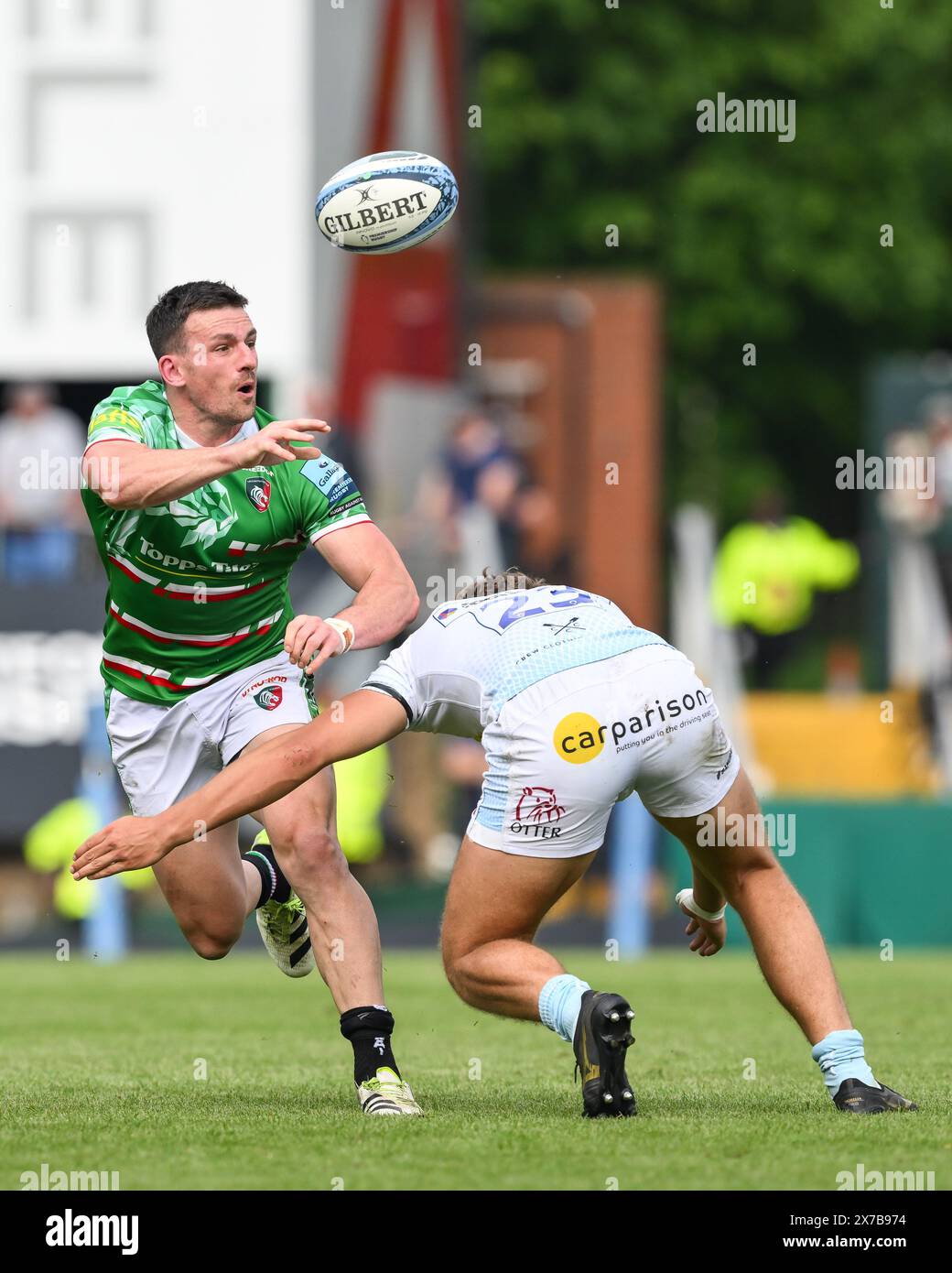 Matt Scott von Leicester Tigers lädt den Ball trotz des Tackles von ...