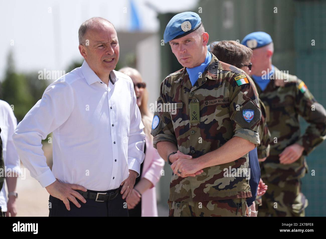 Tanaiste Micheal Martin mit Oberst Stephen Mac Eoin trifft auf ...
