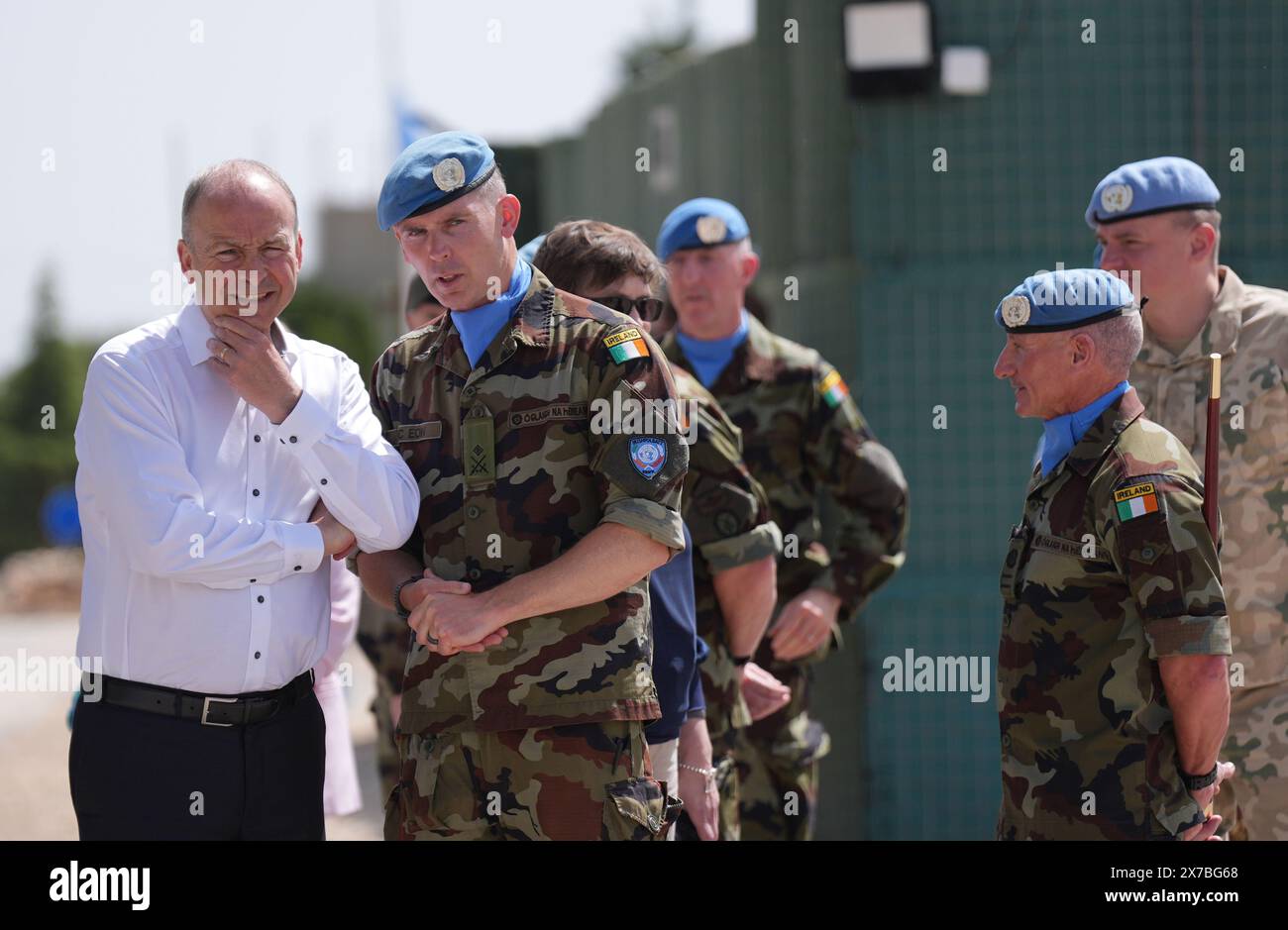 Tanaiste Micheal Martin mit Oberst Stephen Mac Eoin trifft auf ...