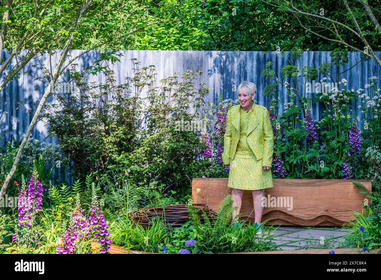 London, Großbritannien. Mai 2024. Carol Klein von der BBC untersucht ...