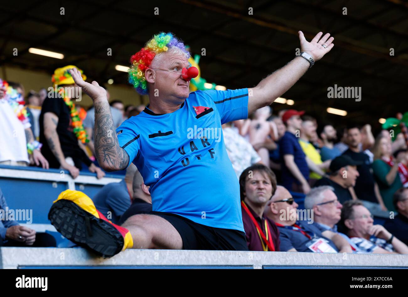 Ein Fan des Nottingham Forest, der ein Schiedsrichterkostüm und eine ...