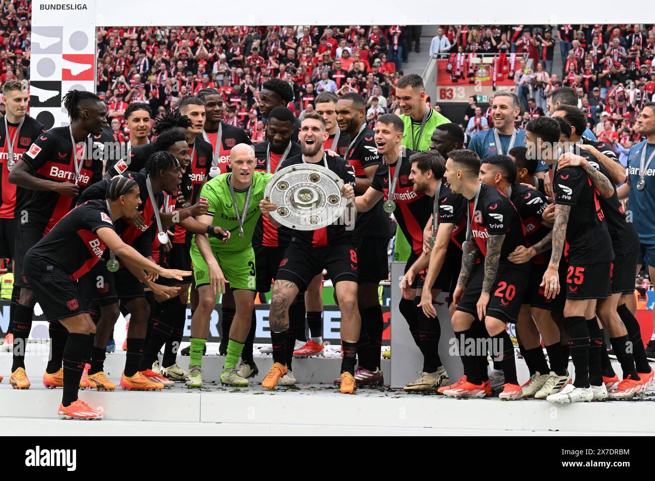 LEVERKUSEN - Robert Andrich von Bayer 04 Leverkusen mit der Bundesliga Meisterschale ( Trainer ...