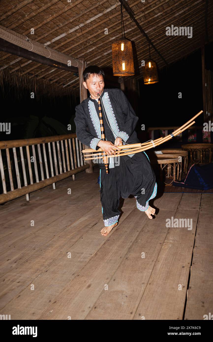 Ein Hmong-Mann spielt ein Musikinstrument in Chiang Khong in der ...