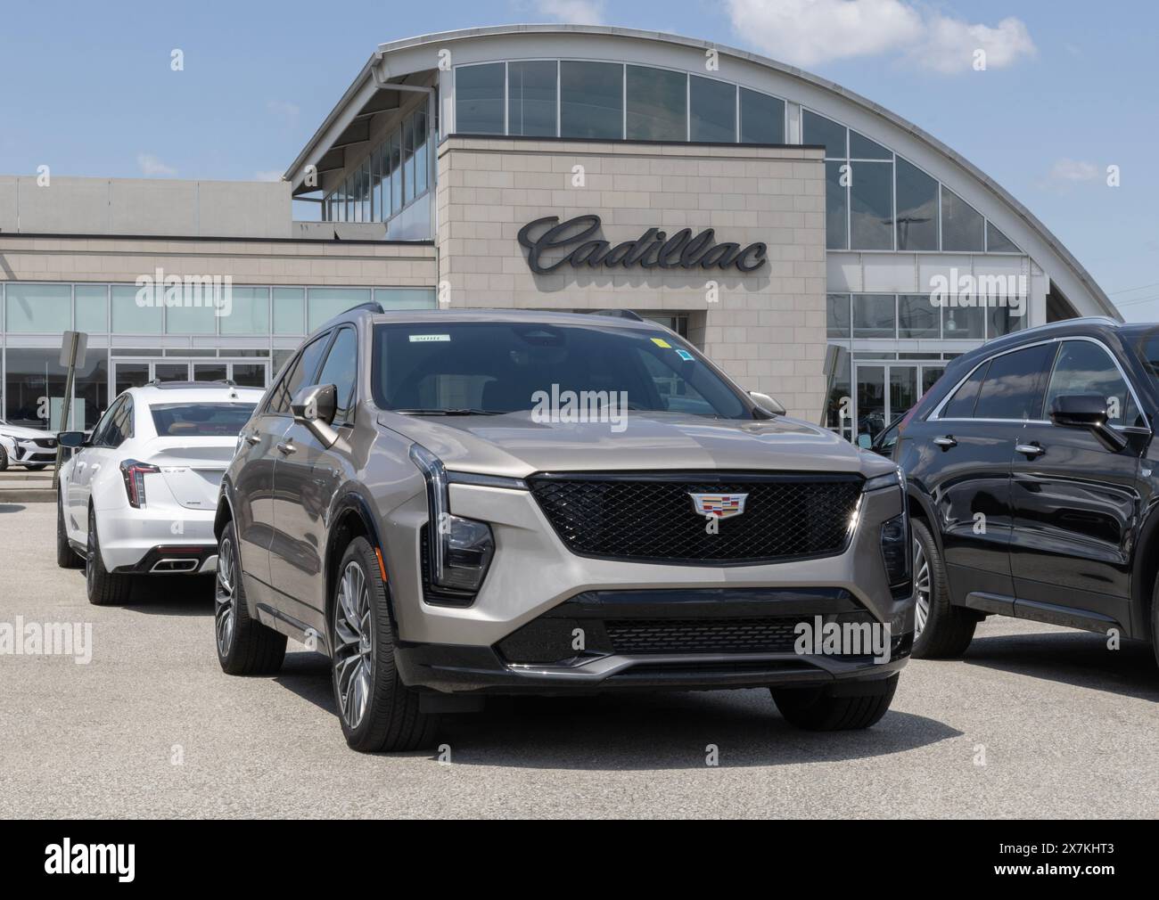 Fishers - 19. Mai 2024: Cadillac XT4 Sport wird in einem Händlerbetrieb ...