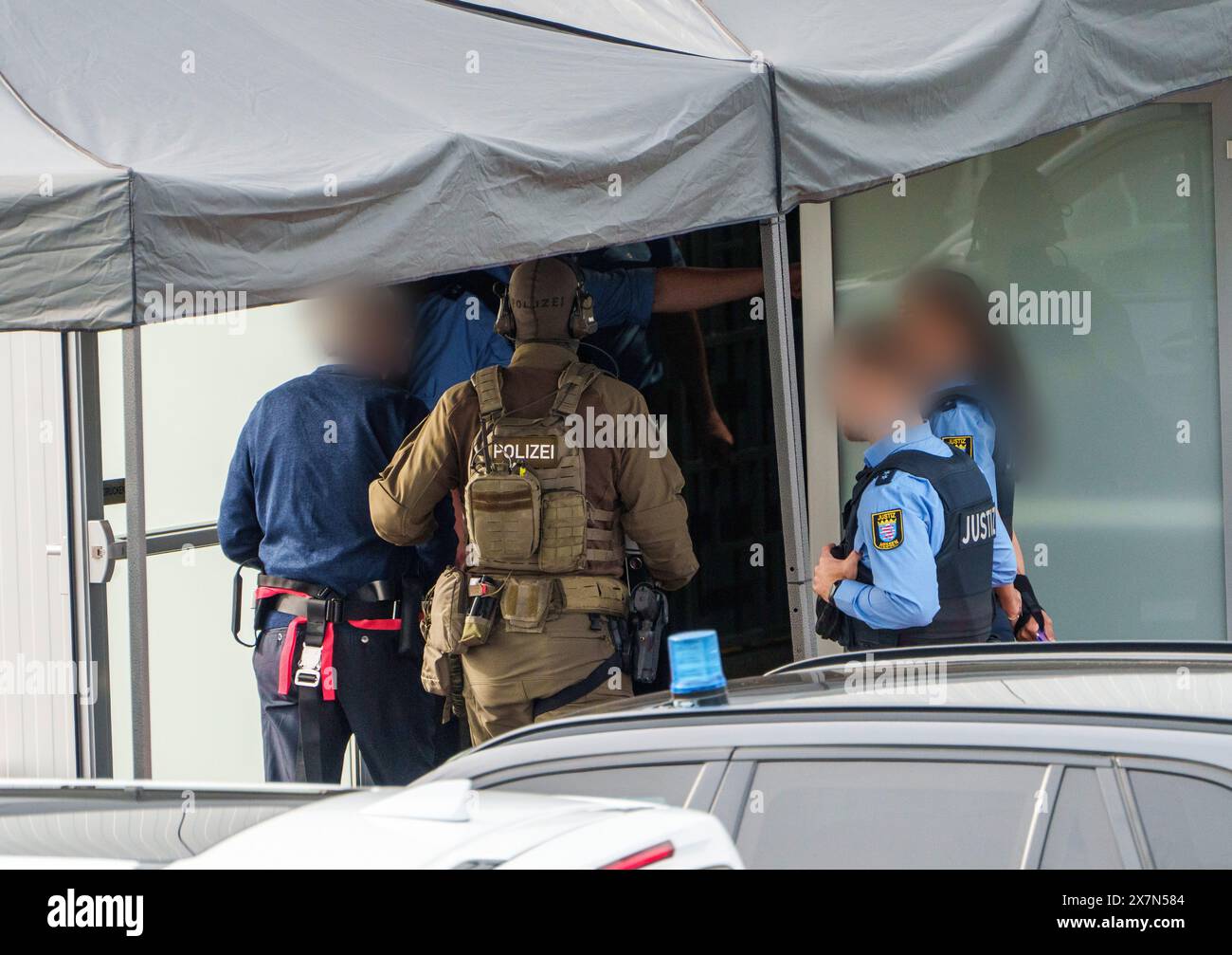21. Mai 2024, Hessen, Frankfurt/Main: Ein mutmaßlicher Angeklagter wird von Beamten der SEK in ...