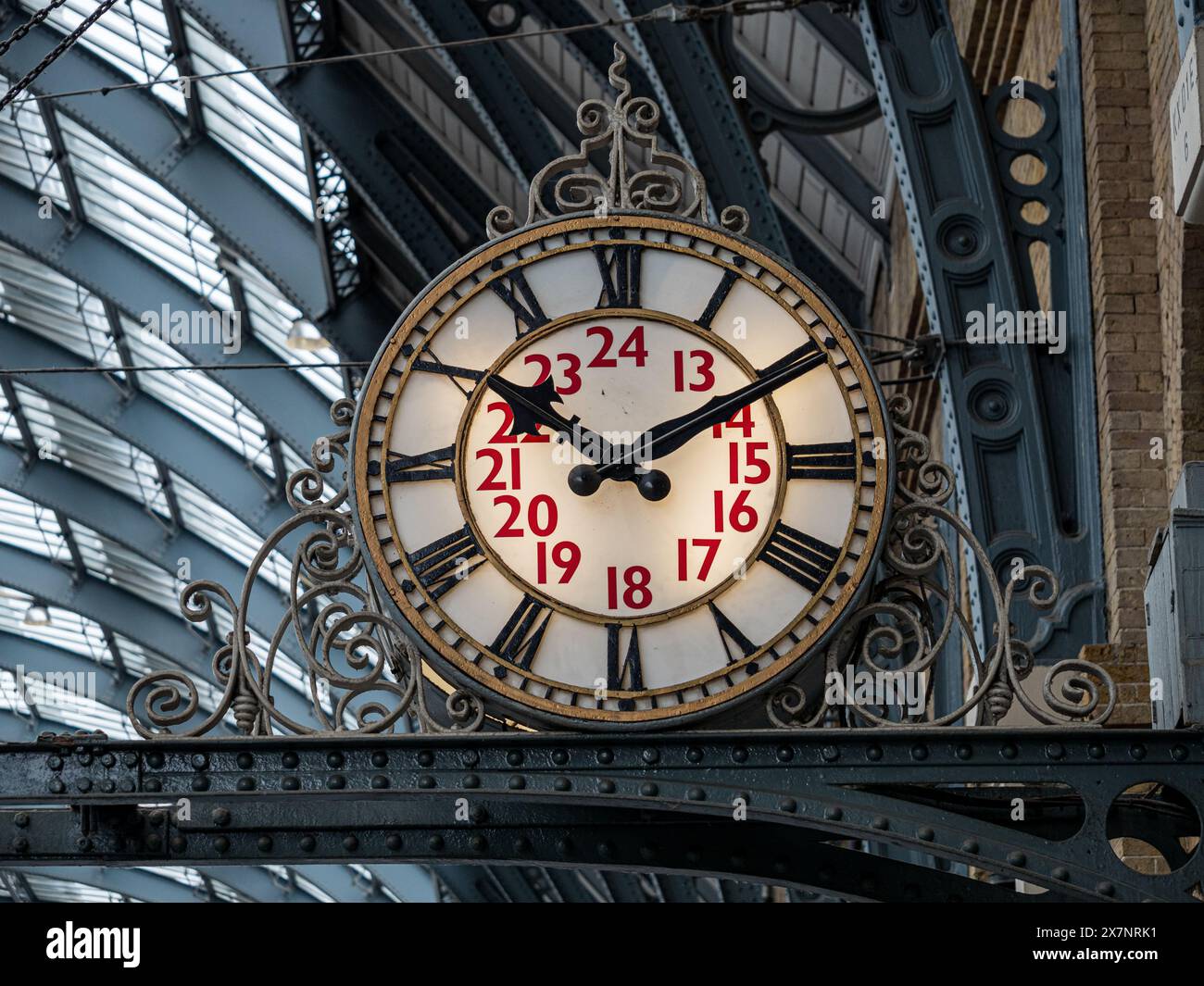 Kings Cross Station Uhr auf Gleis 1. London Kings Cross Station Uhr. London Kings Cross Platform ...
