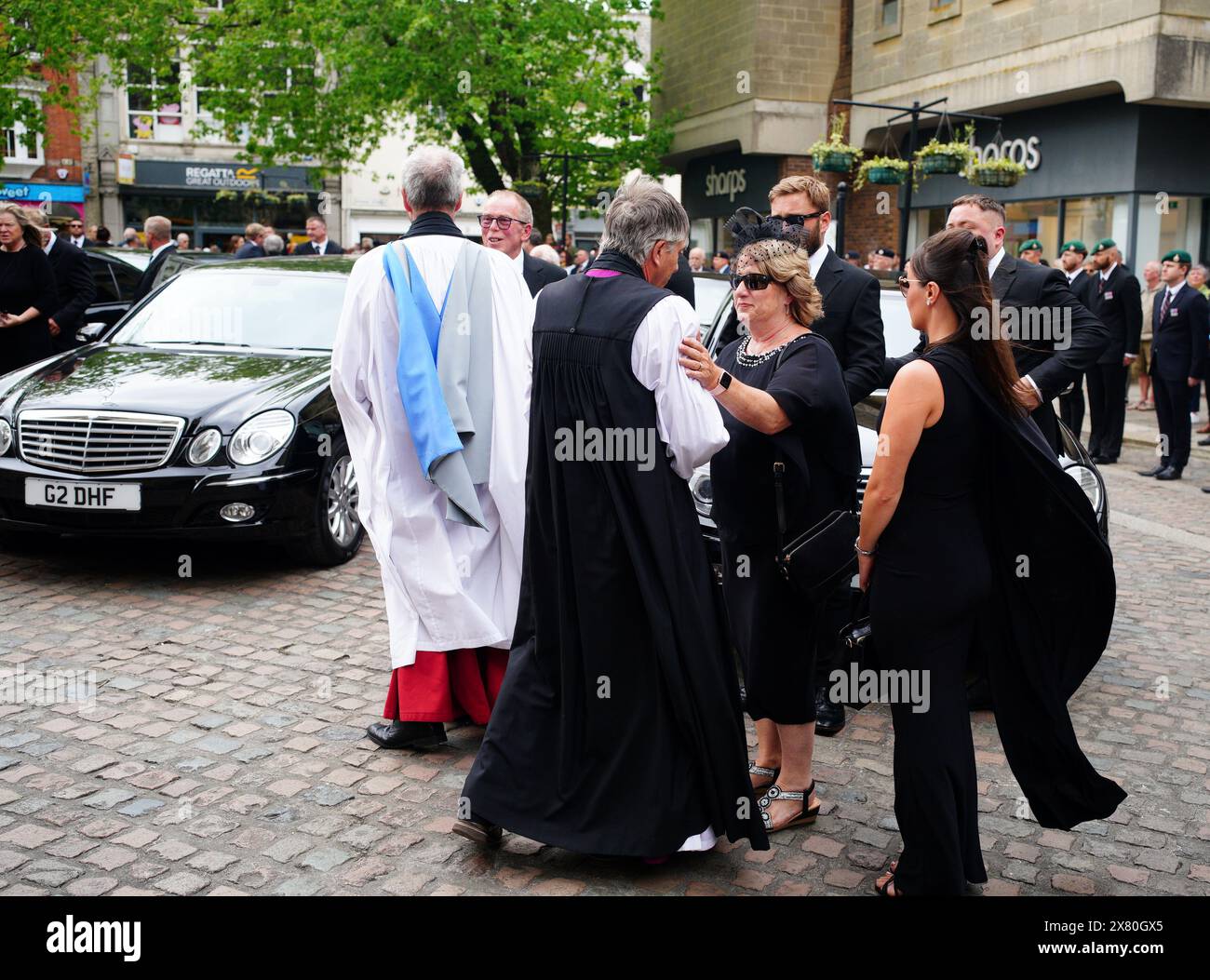 Trauernde kommen in der Kathedrale von Truro zur Beerdigung des Helfers ...