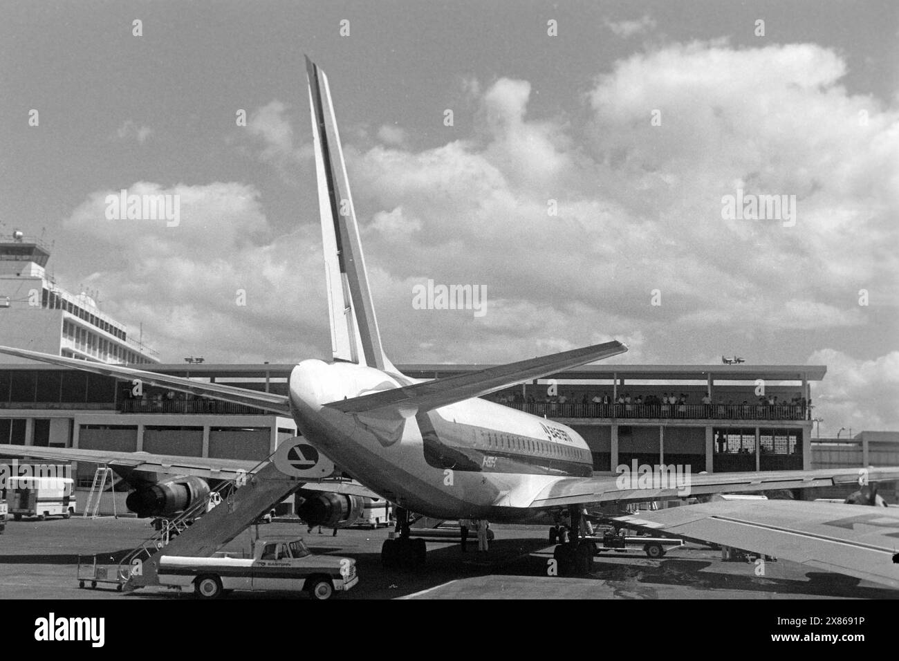 Eine Maschine der Eastern Air Lines steht vor einem Terminal auf dem ...