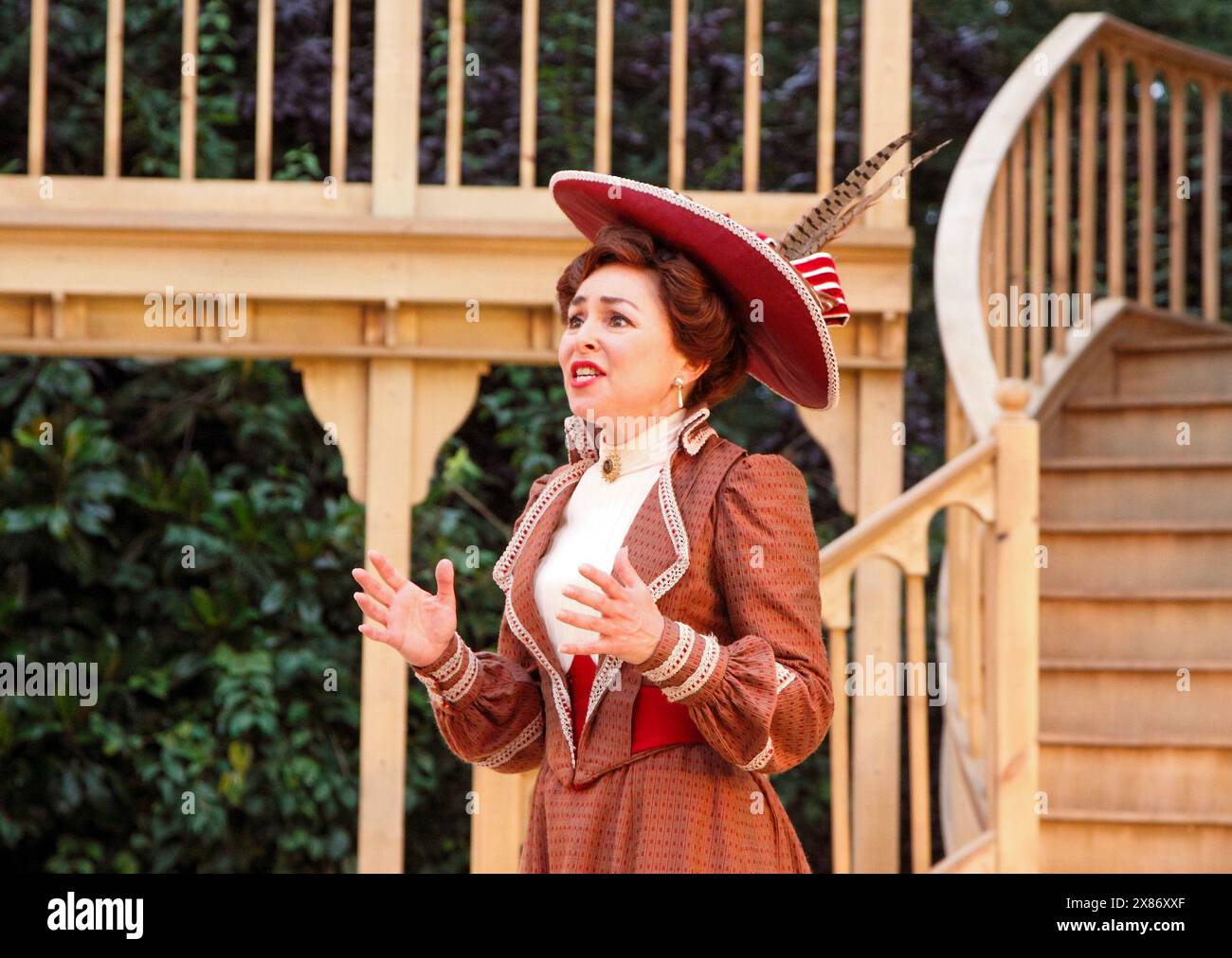 Frau dolly gallagher levi -Fotos und -Bildmaterial in hoher Auflösung ...