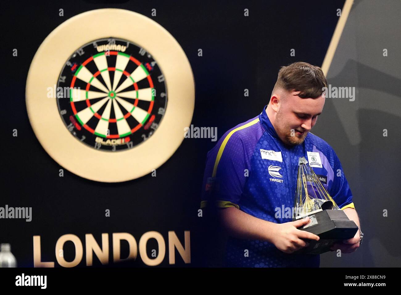 Luke Litter feiert mit der Trophäe nach dem Sieg im Finale gegen Luke ...