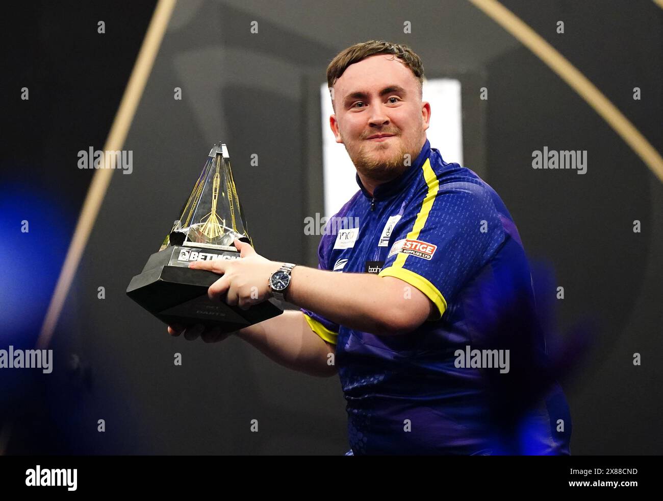 Luke Litter feiert mit der Trophäe nach dem Sieg im Finale gegen Luke ...