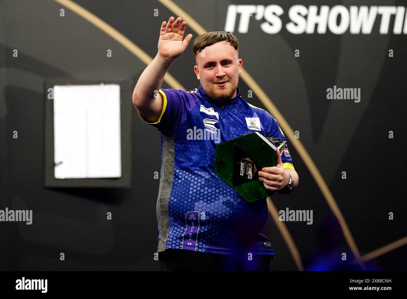 Luke Litter feiert mit der Trophäe nach dem Sieg im Finale gegen Luke ...