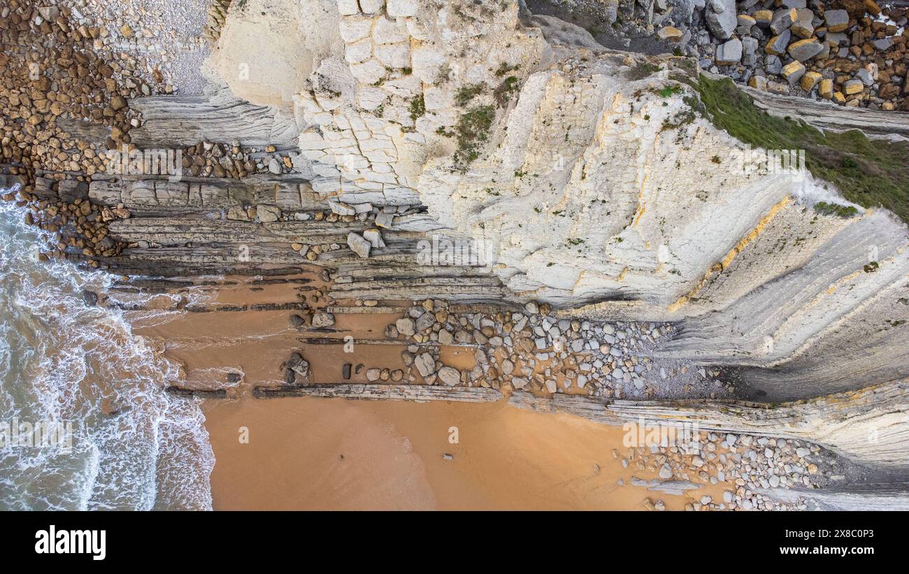 Blick von oben auf den Portio Beach mit ungewöhnlichen Felsformationen ...