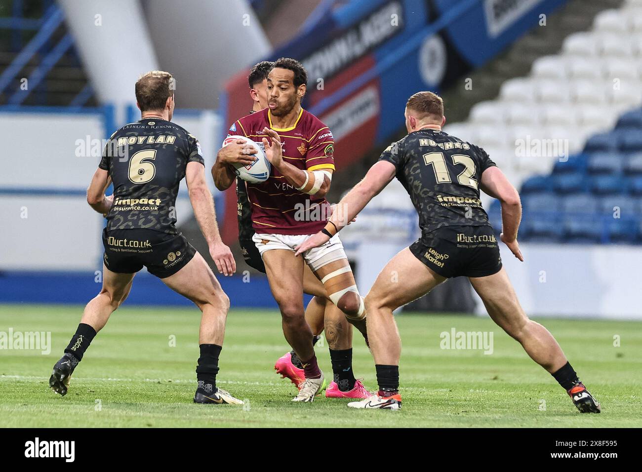 Leroy Cudjoe von Huddersfield Giants sieht Matt Moylan von Leigh ...