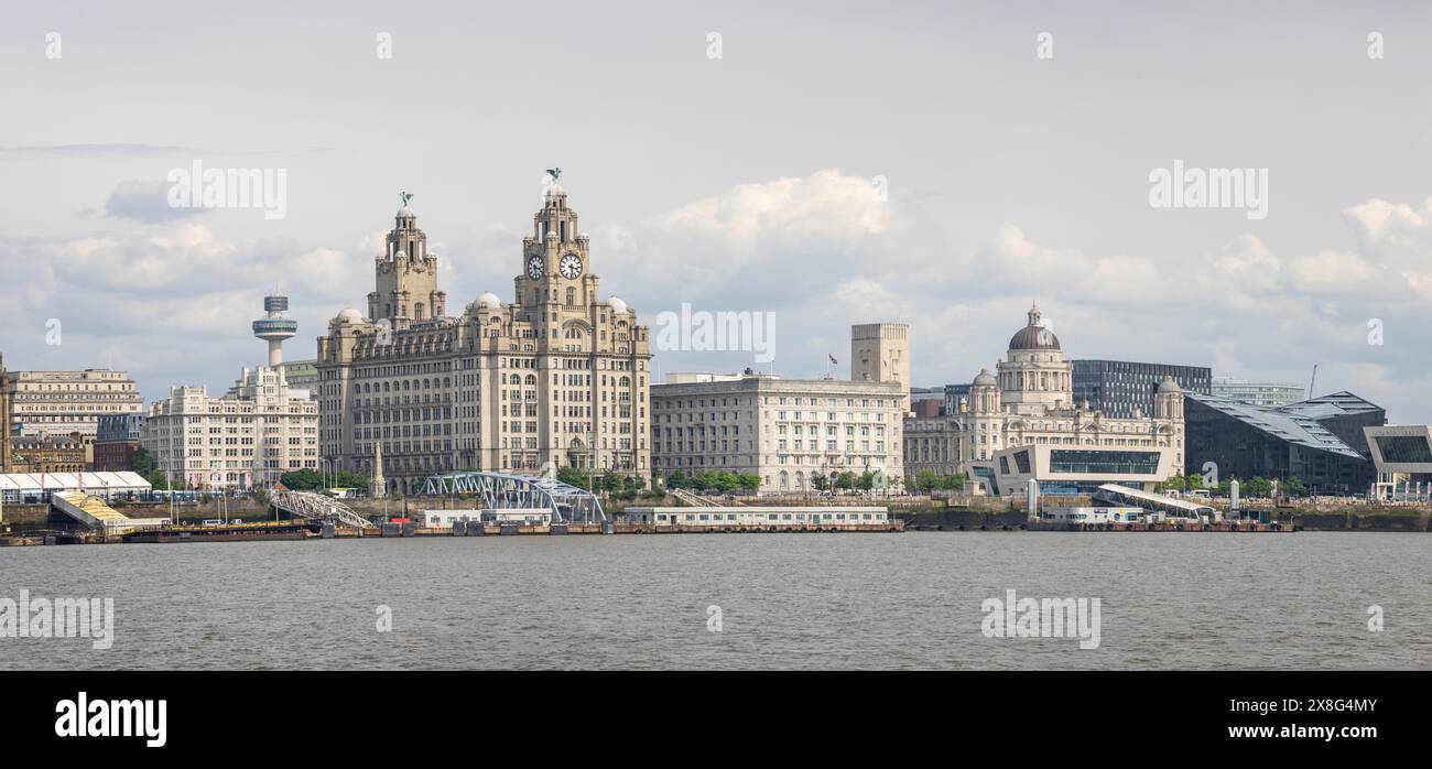 Panoramablick auf die Three Graces vom Fluss Mersey aus - das Royal ...