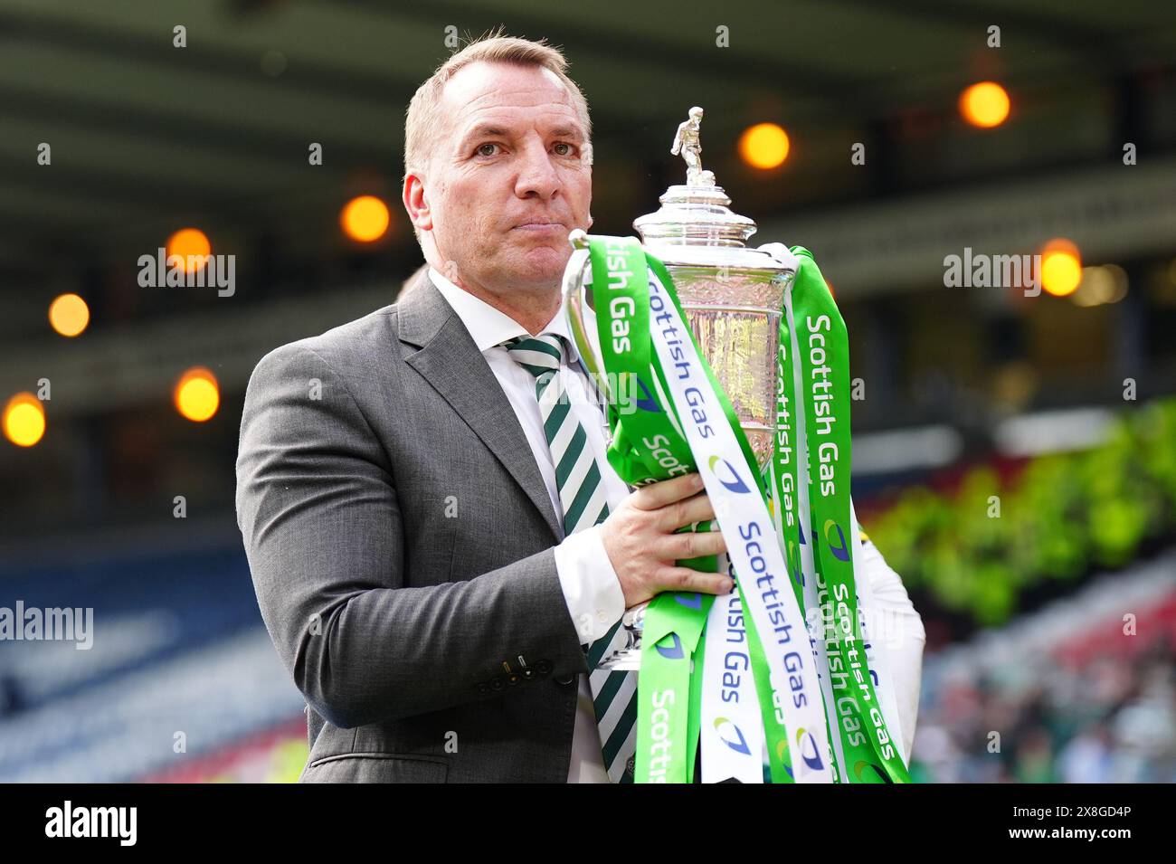 Celtic Manager Brendan Rodgers feiert mit der Trophäe nach dem Sieg im ...