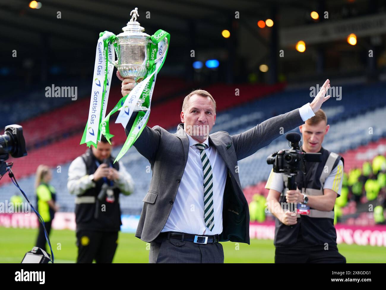 Celtic Manager Brendan Rodgers feiert mit der Trophäe nach dem Sieg im ...