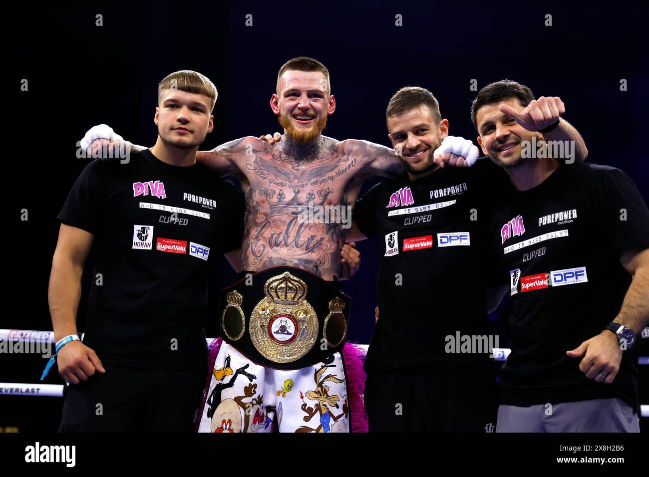 Gary Cully (zweiter links) und das Team feiern nach dem Sieg gegen ...